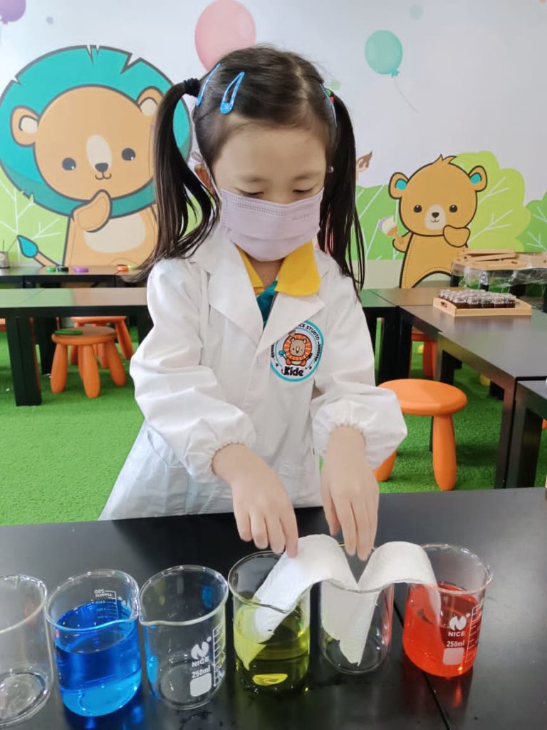 Walking Colour Water Science Experiment | Kide ArtScience Studio